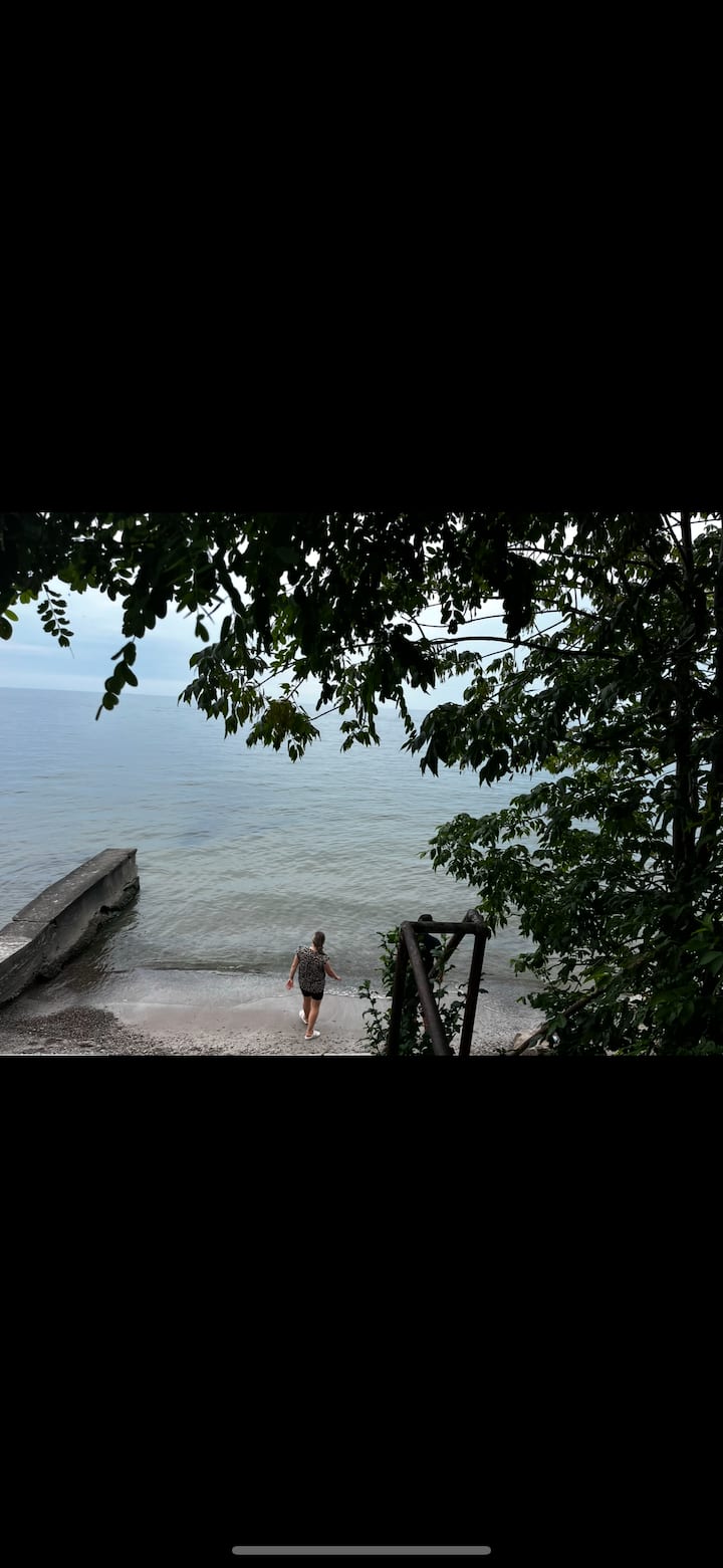 Genevas Favorite Updated Cottage - Geneva-on-the-Lake, OH