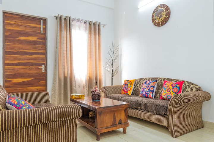 Solitaire~luxury 3bhk|projector|soundbar|fast Wifi - Delhi