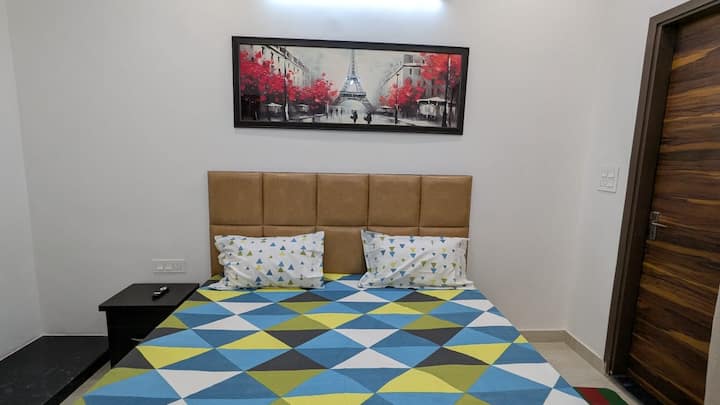 Emeralds ~ Modern & Spacious 2 Bhk Flat Near Lake - Delhi