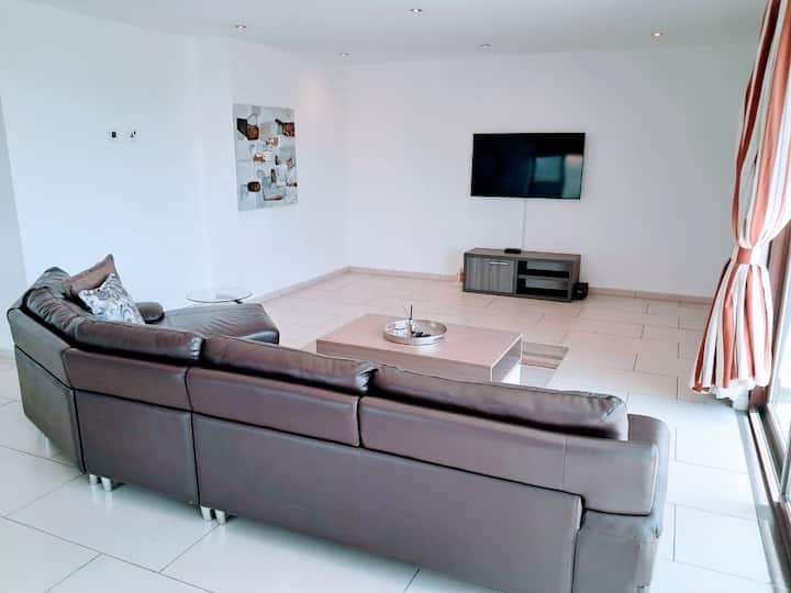 Cozy 3 Bedroom Apartment @ Villaggio-rooftop Pool - Accra