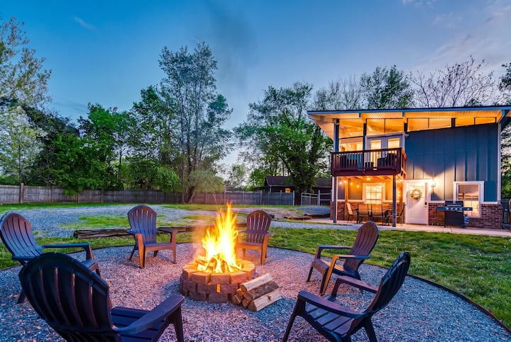 Balcony-bbq-firepit-fence-king-full Kitchen-tv - Harpers Ferry, WV