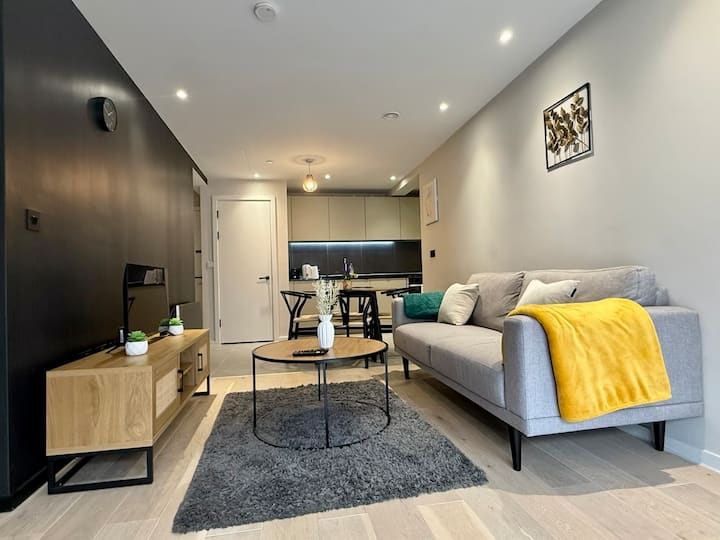 Elegant 2-bed 2-bath Apt In Manchester W/ Balcony - Manchester