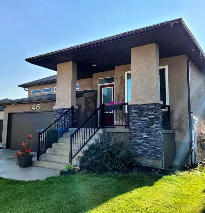 Modern & Spacious-family/baby Friendly  Home - Winnipeg