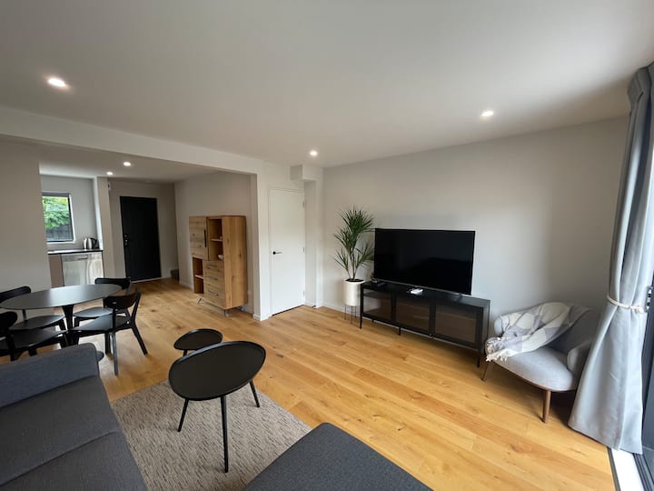 City Fringe Hideout - 2 Bed With Car Park - Lyttelton