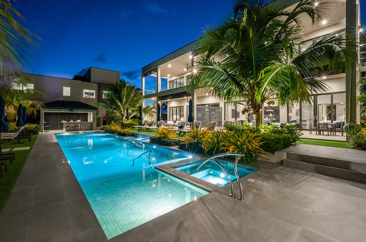 The Coconut Grove Suite - 8 Bdrm Oceanfront Condo - Cayman Islands