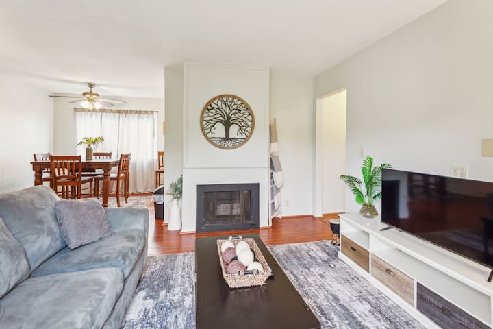 Parking/2bd/2b/wifi/smart Tvs/walk To Food/fun - Long Beach, CA