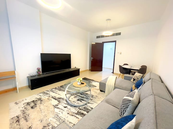 Entire Lovely 2 Bedroom + Hall Apartment Stay ! - Sharjah