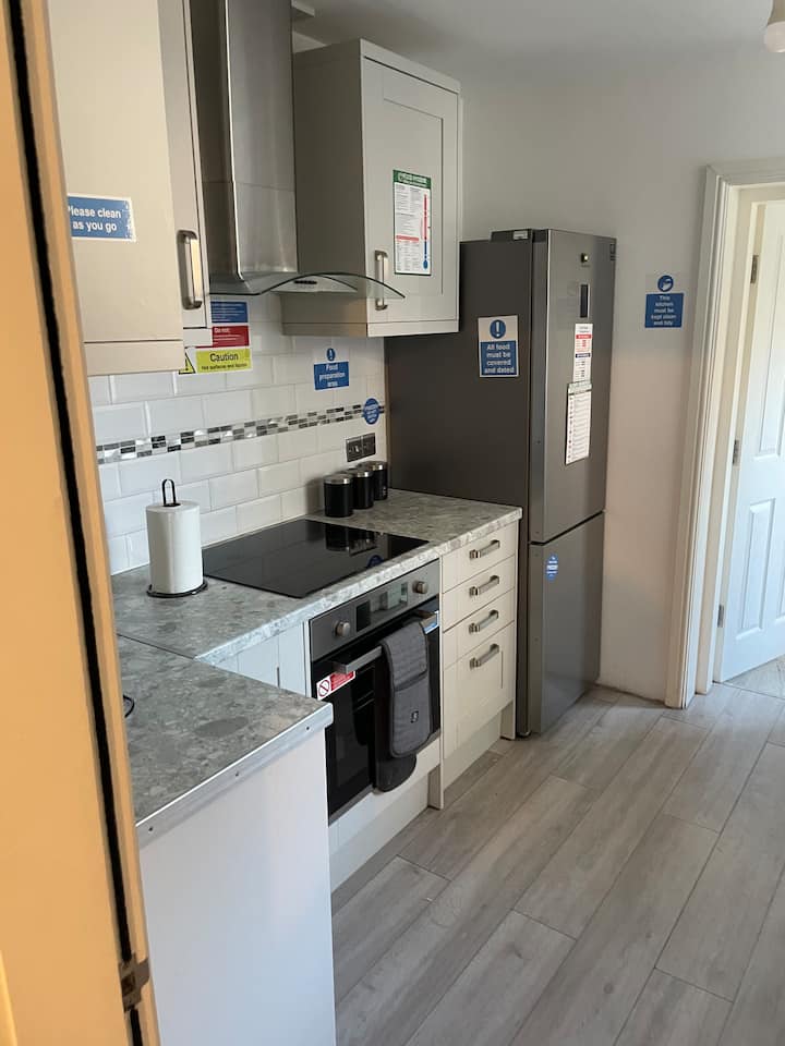 Stylish 5-bed Near City Centre - 