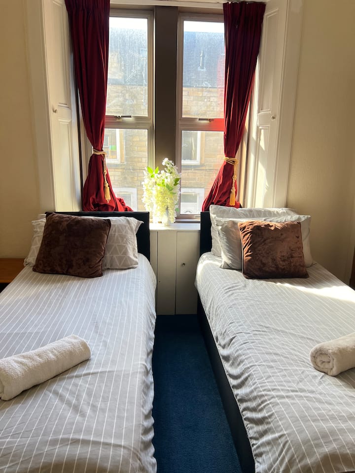 Quiet 4 Bedroom 2 Shower & Toilets - Galashiels