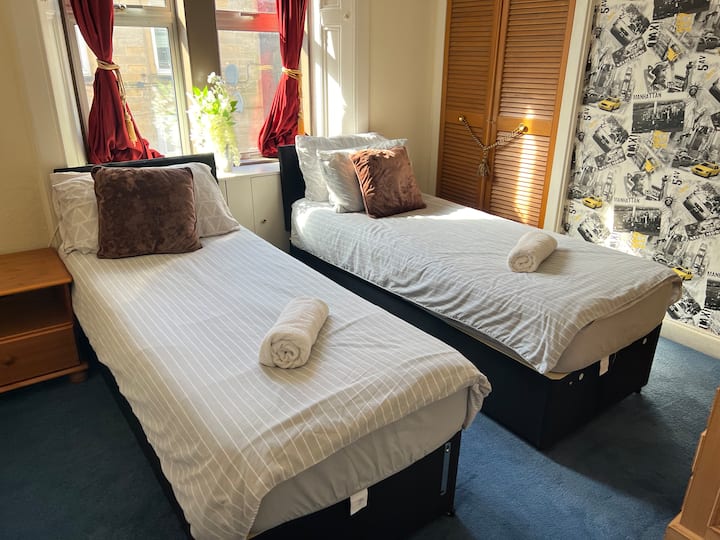1st Class 4 Bedroom 2 Bathrooms - Selkirk, UK