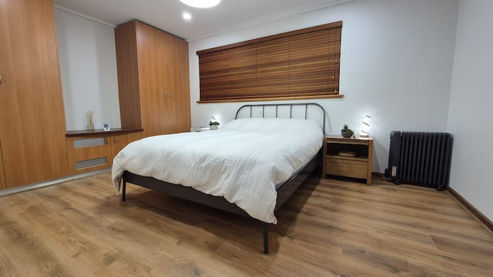 Queen Bed And Dedicated Bathroom - Blackwood