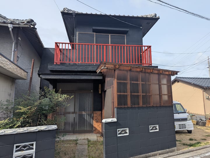 海岸まで10秒 瀬戸内の多島美と綺麗な夕日の見える宿
松山からフェリーで15分/興居島 - Matsuyama