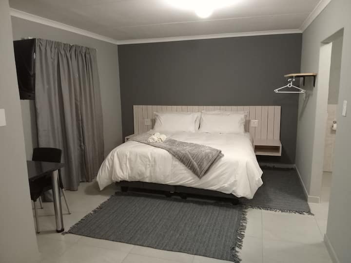Escape To Comfort At Shabis Guest Lodge - Phalaborwa