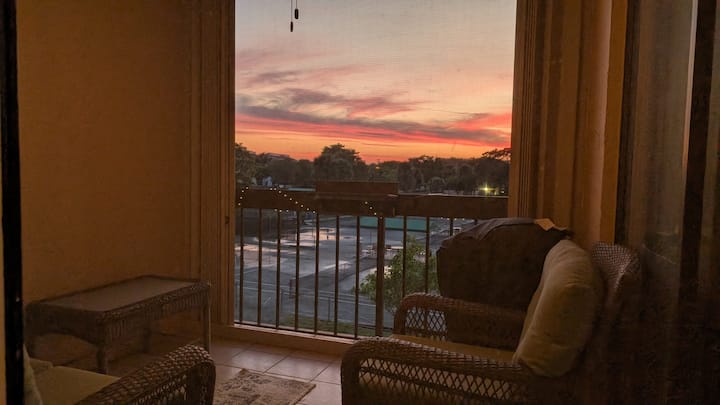 Beach & Downtown Bliss: 2br Condo W/ Pool + Tennis - Delray Beach, FL