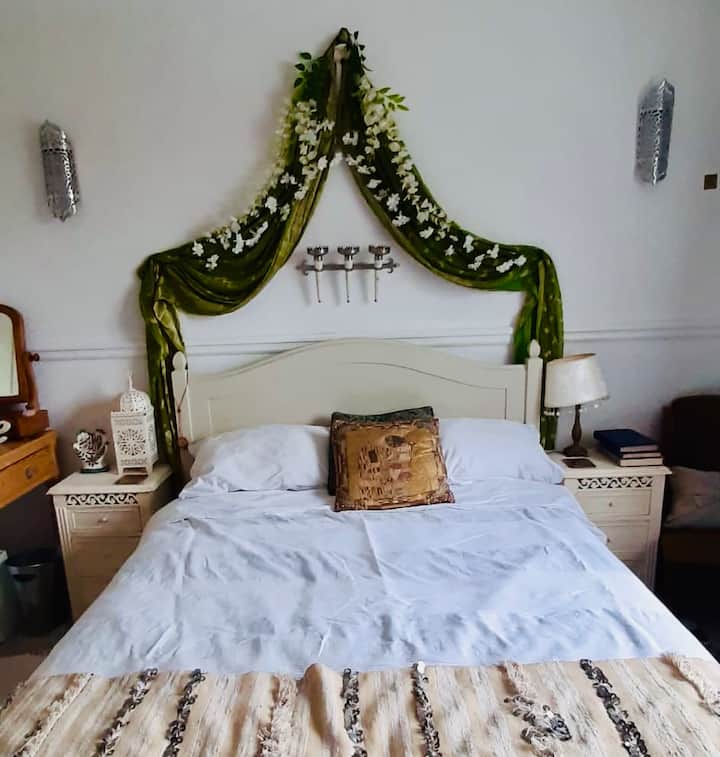Guinevere White Room Glastonbury - Glastonbury