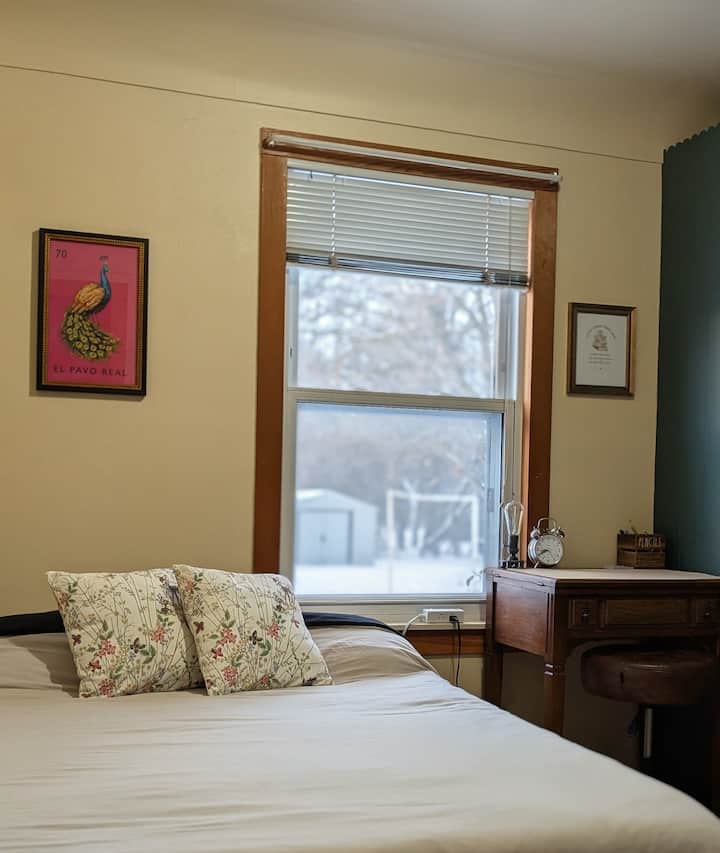 Quiet & Cozy Guest Bedroom - Snug Escape. - Bay City, MI