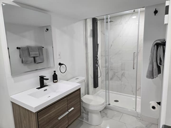 Private Entry | Modern & Bright Longueuil Suite - Longueuil