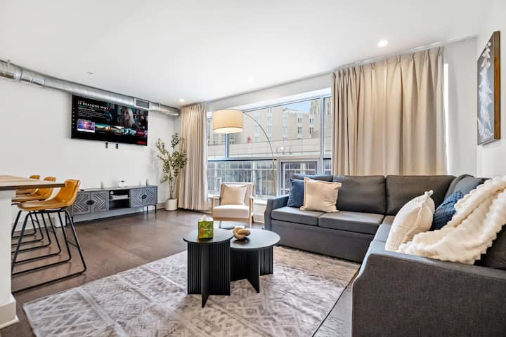 Spacious Downtown 1br • Walkable • Rooftop & Gym - Pittsburgh, PA