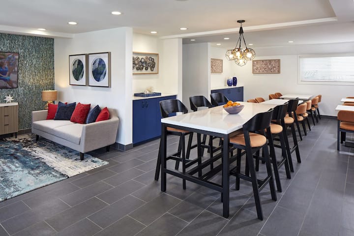 Modern Room With Sunset Views – A La Jolla Delight - San Diego, CA