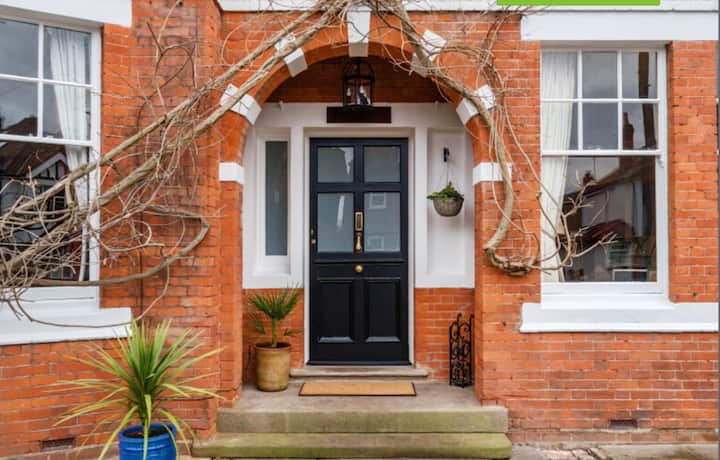 Private Bedroom With En-suite - Surbiton