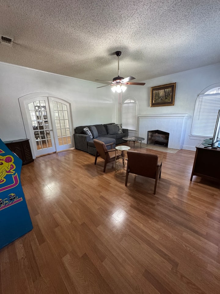 Downtown Stay W/ Coffee, Games & Spacious Rooms - Del Rio, TX