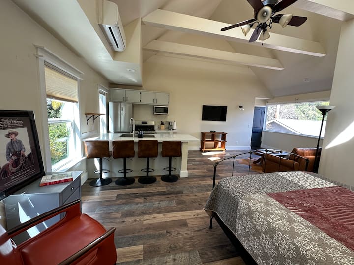 Cozy Upstairs Studio In Downtown Slo - San Luis Obispo, CA