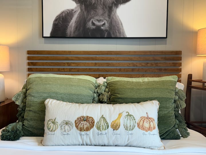 Historic Downtown Hideaway - Pendleton, IN