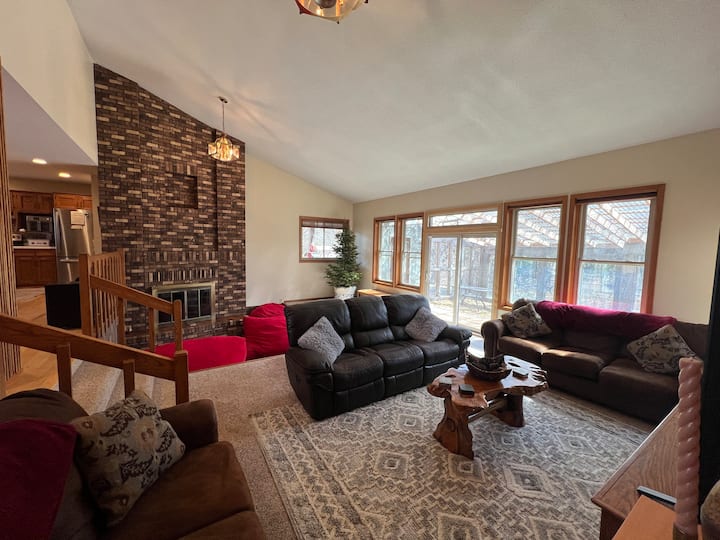 The Eagle’s Nest: 80s Flare W Sauna & River Views - Altoona, WI