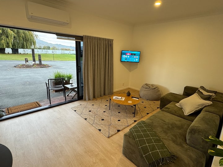 The Grape |Trailer Parks| Workstation| Toasty Warm - Blenheim