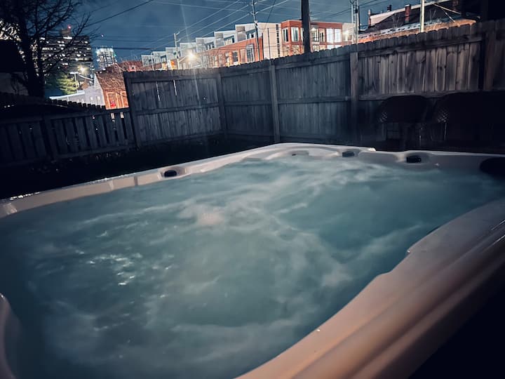 Hot Tub + Yard | Walk To Mass Ave | Sleeps 6 - Christian Park Indianapolis