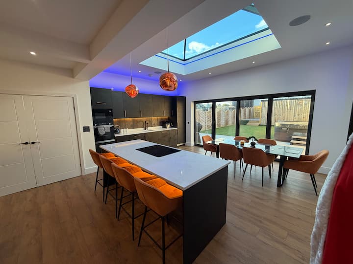 Modern 3 Bed Home - With A Hot Tub. - Dyrham