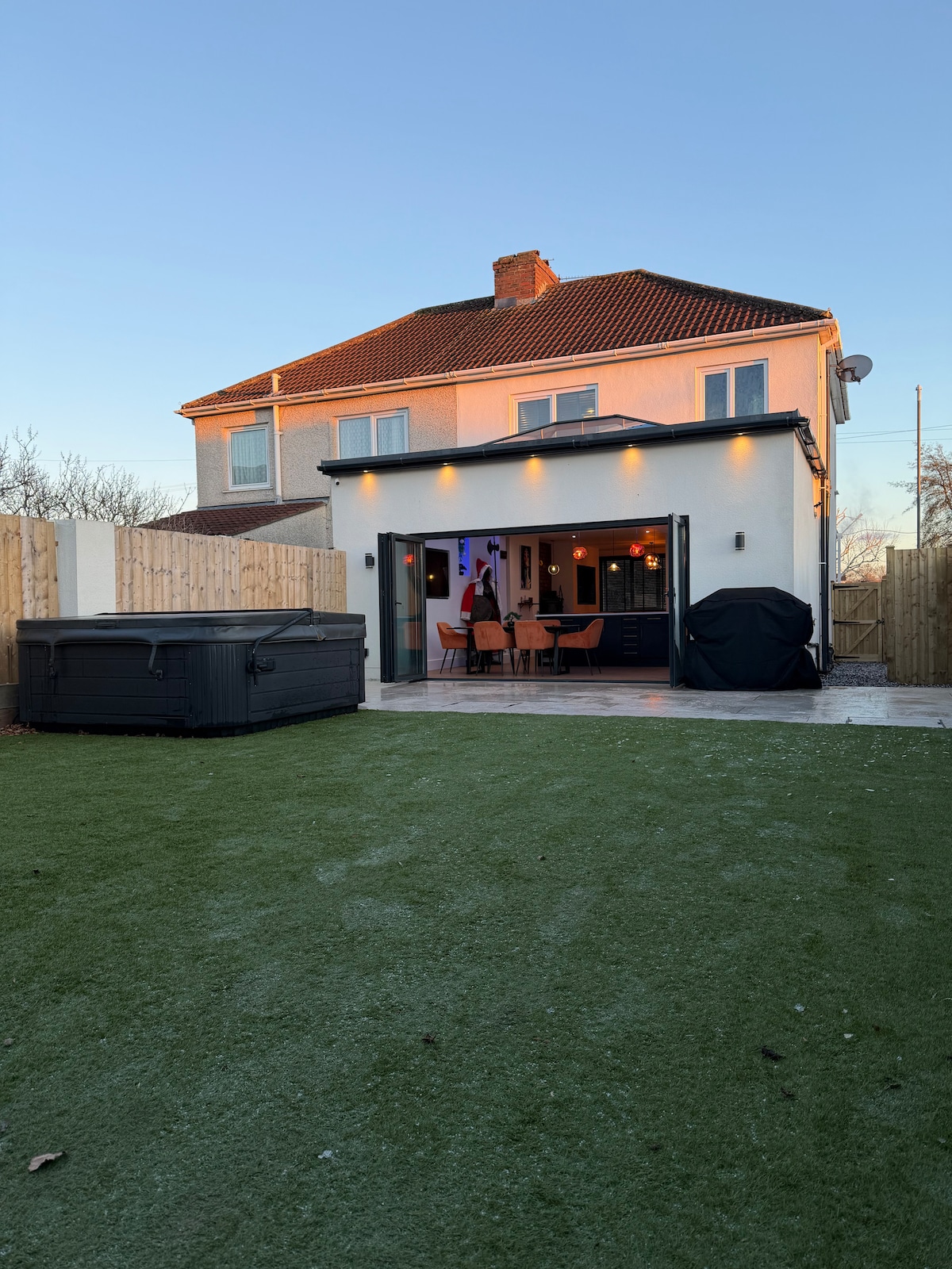 Modernes 3-Bett-Haus – mit Whirlpool. - Häuser zur Miete in Hanham ...