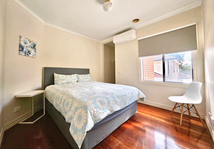 Intimate Room With Queen Bed - Tottenham