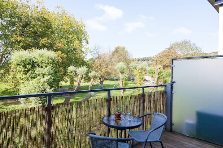 Luxury 2 Bed Suite With Balcony - High Wycombe
