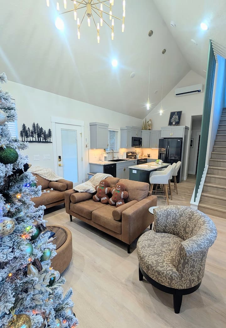 Luxury Base Camp W/ Hot Tub~ Adventures  Await - Donnelly, ID