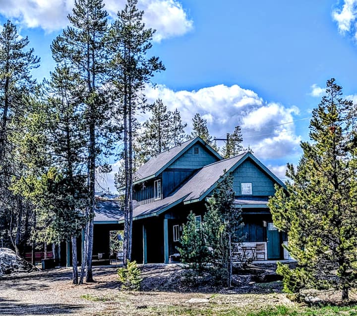 Luxury Base Camp W/ Hot Tub~ Adventures  Await - Tamarack Ski Resort, ID