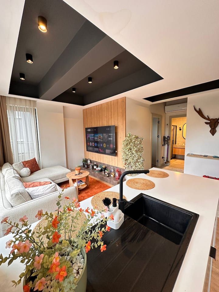 House On University Street, 9 Minutes From The Marina. - Mersin