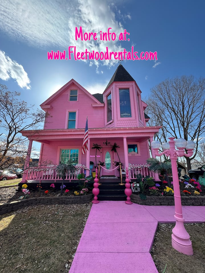 1/2 Of The Barbiecore Castle With Hottub - Stillwater, MN
