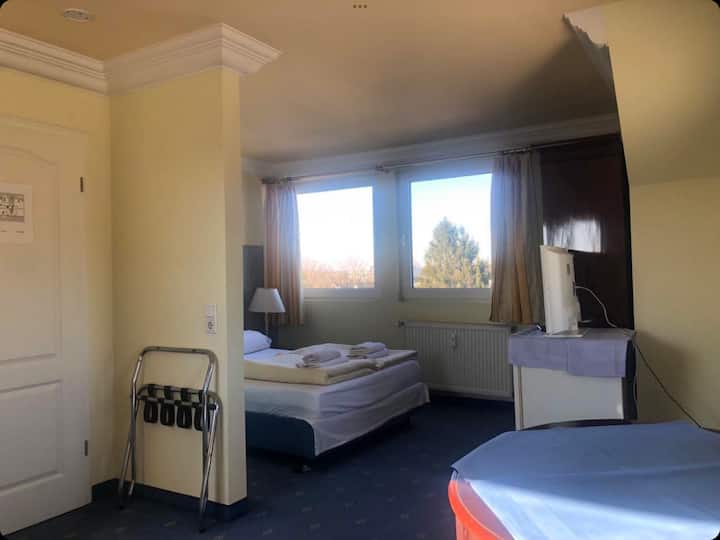 Privates Doppelzimmer In Ehemaligem Hotel - Leverkusen