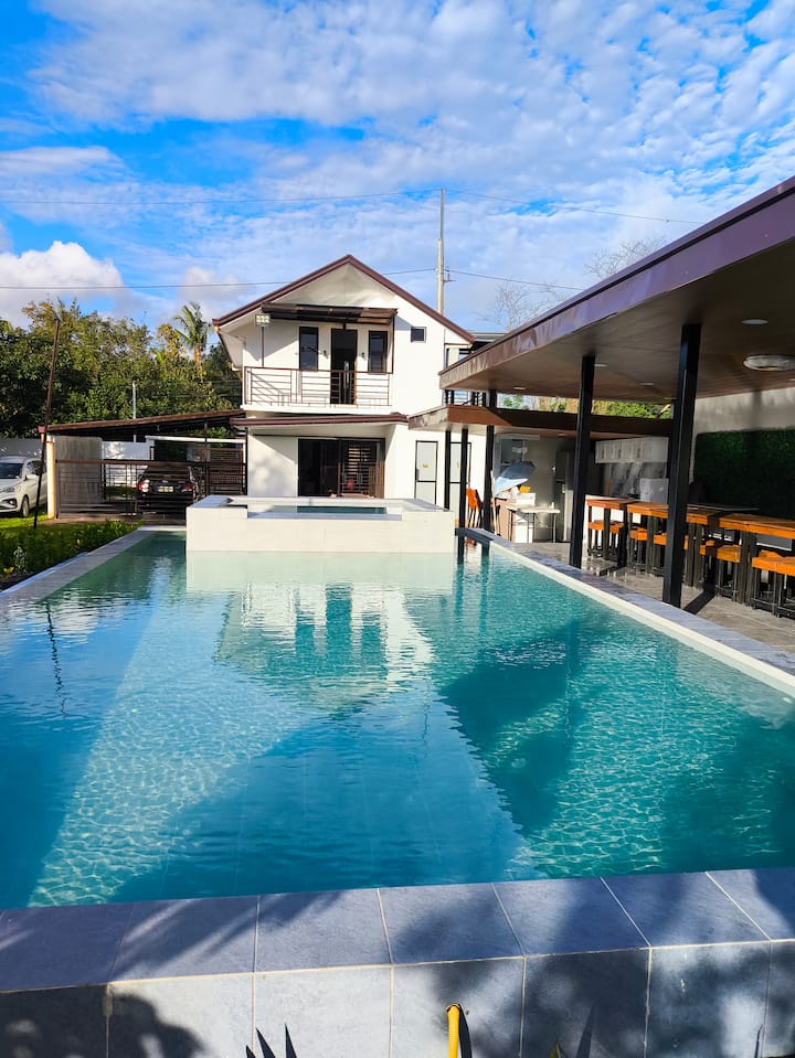 New House With Pool And Jacuzzi - San Pablo City