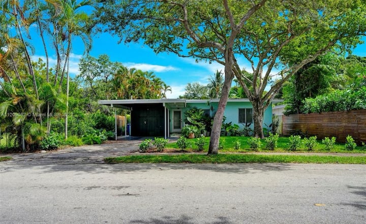 Comfy Room In Fort Lauderdale - Fort Lauderdale, FL