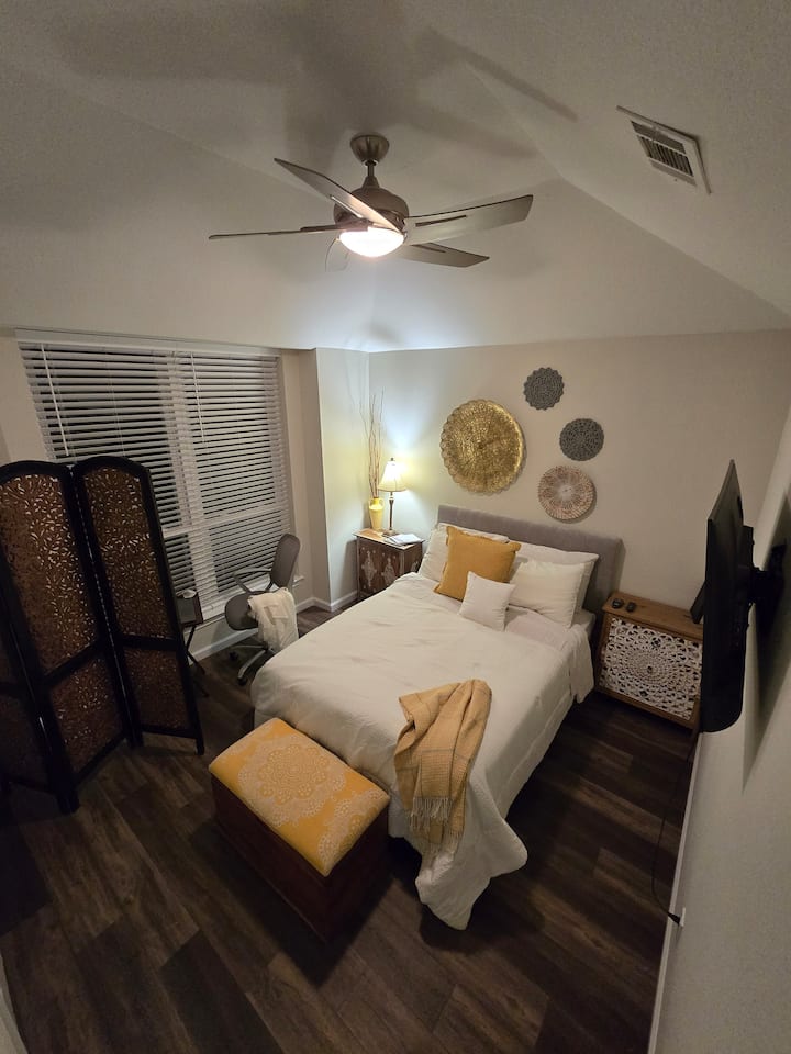 Beautiful Clean Room With Work Area & Pool/spa - Arlington, TX