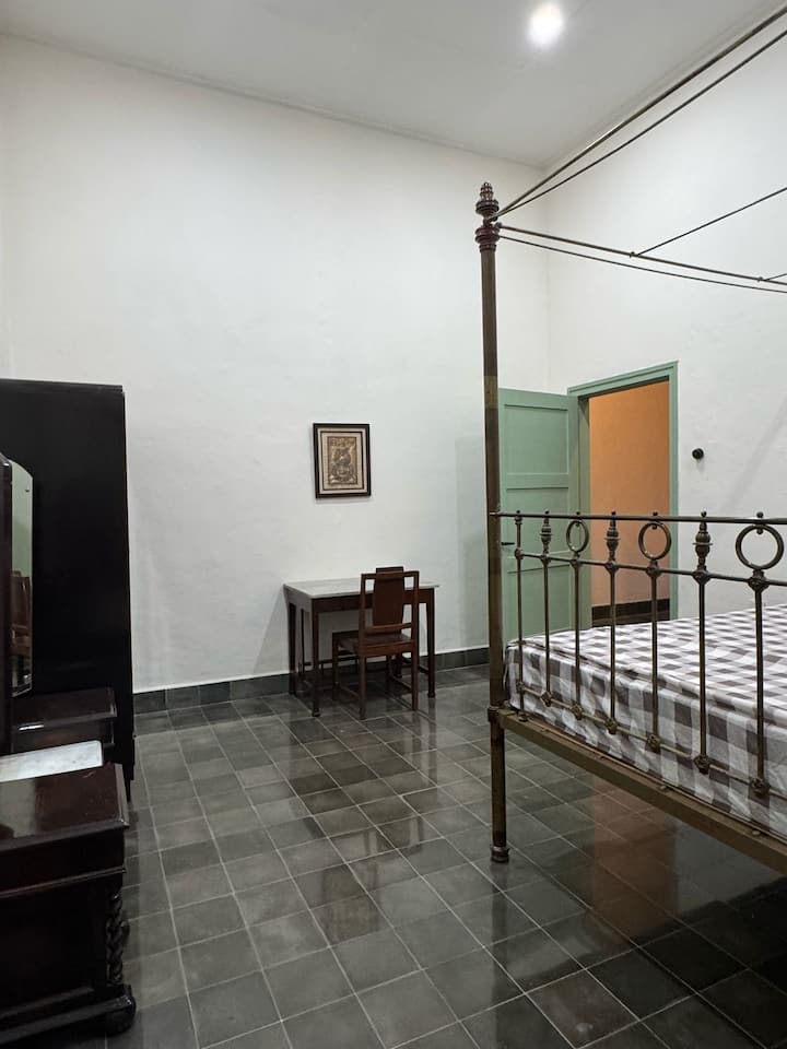 Vintage Room 1 In Colonial Home By @Penggemarlawas - Bogor
