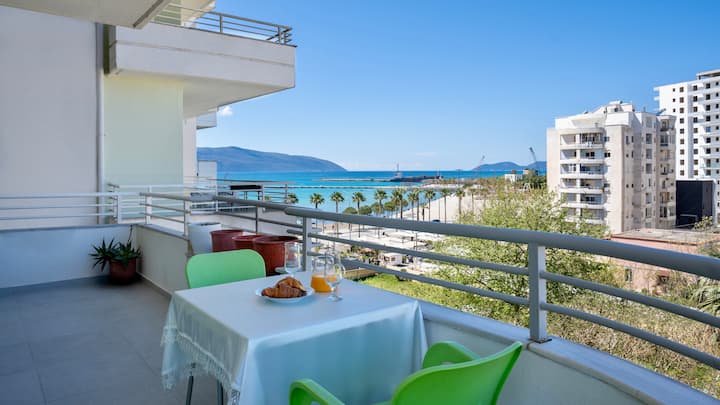 Lungomare 2+1 Apt W/ Balcony & Stunning Sea View - Vlorë