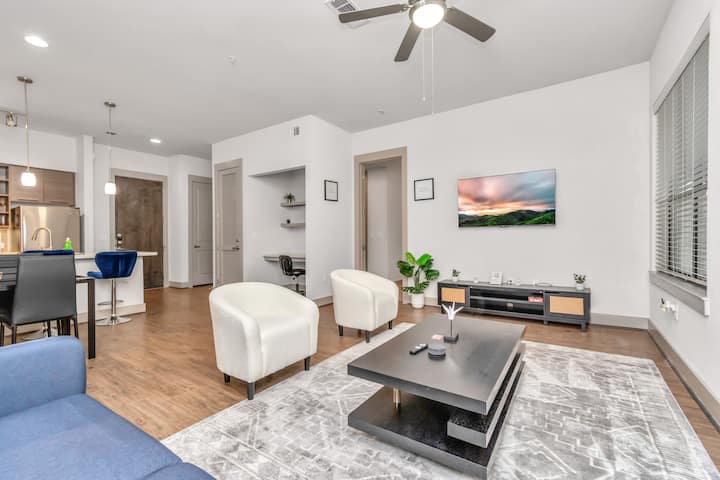 Downtown, Pool, Fast Wifi, Parking, Walk To Dining - Houston, TX