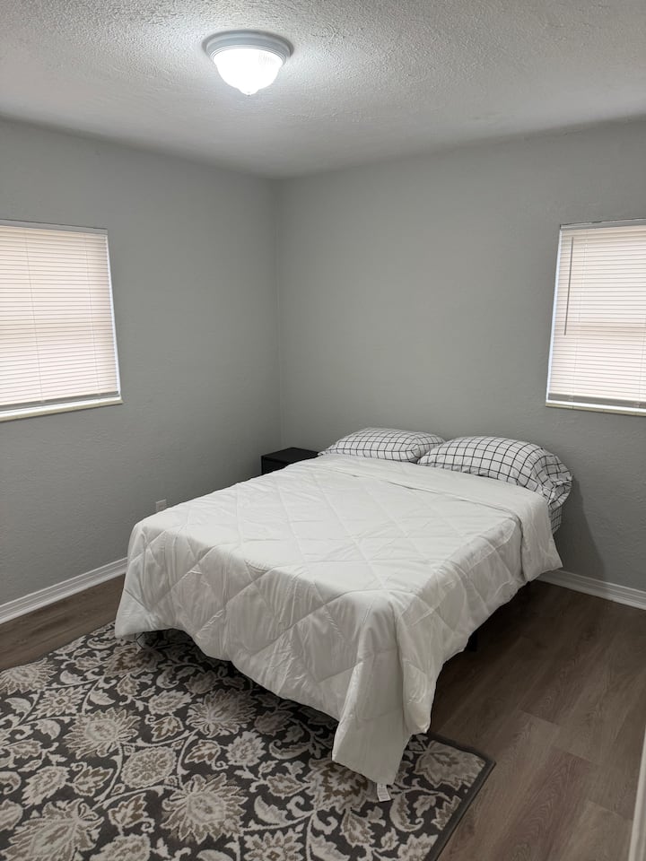 Simple, Easy, Clean Bedroom! - Tampa, FL