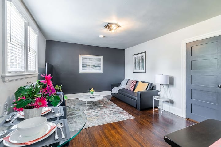Stylish City Stay, Near Dining & Attractions - Hamilton
