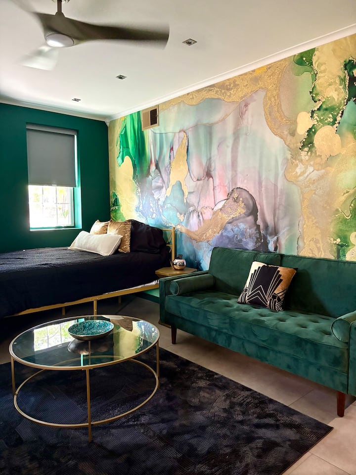 The Emerald Evanston | Vintage Charm + Parking - Evanston, IL