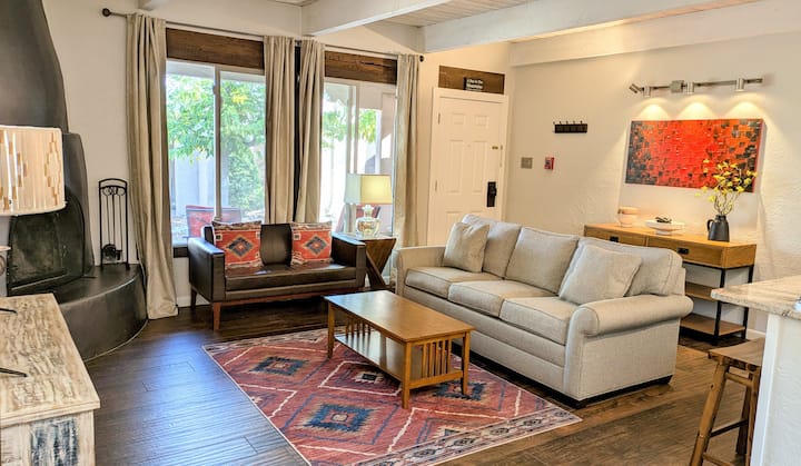 Beautiful 2-bedroom Adobe Home W/kiva Fireplace - Santa Fe, NM
