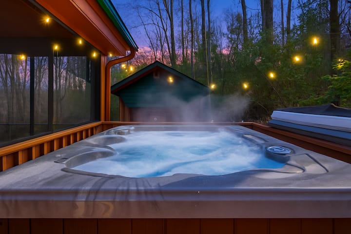 Romantic Escape | Hot Tub | Sauna | Firepit | Art - Georgia, GA